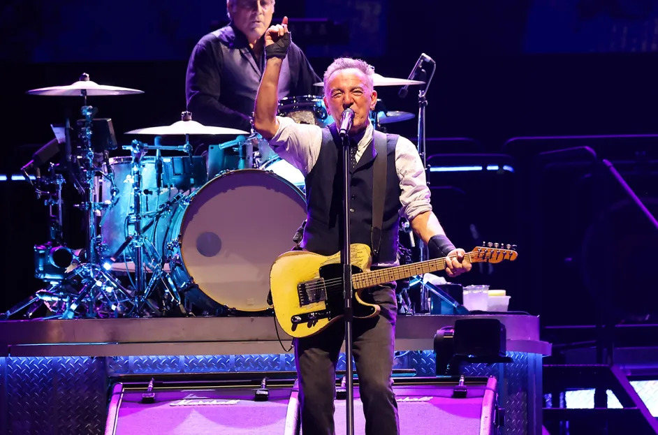 Bruce Springsteen Is Officially a Billionaire | TopHit - Highway To Airplay