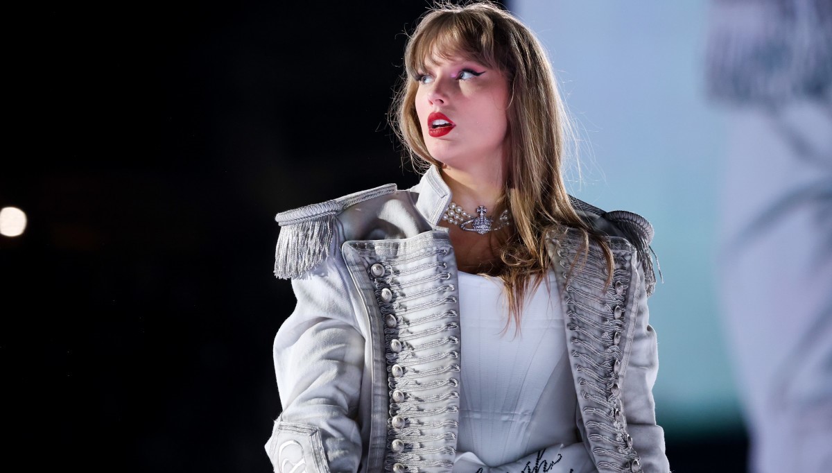 Taylor Swift Celebrates TTPD as Apple Music’s Album of the Year ...