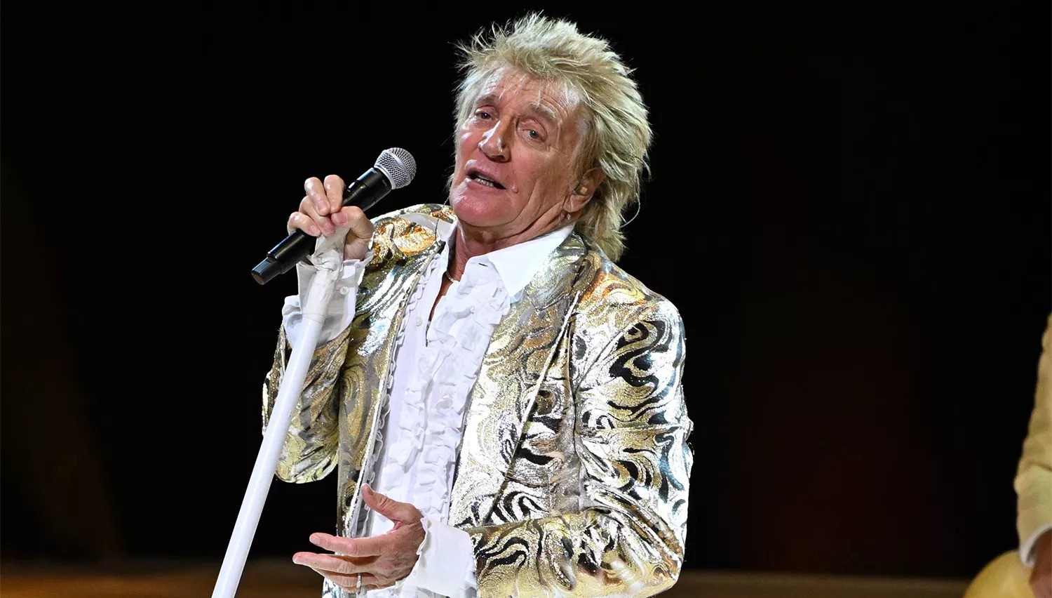 Rod Stewart Announces "Ultimate Hits" Album Ahead of Glastonbury 2025 | TopHit - Highway To Airplay