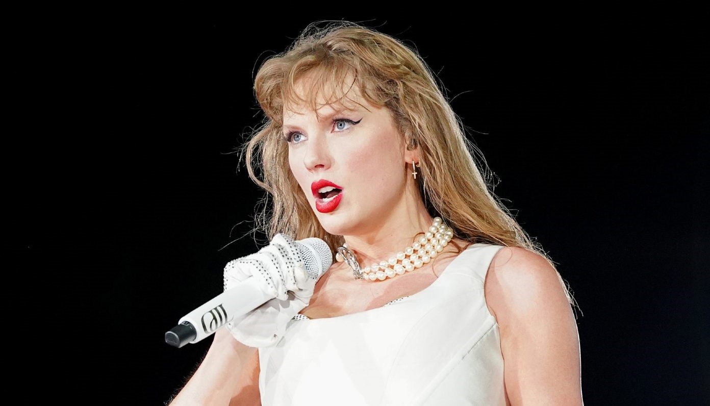 Taylor Swift Reclaims Ownership of Her Early Music Catalogue | TopHit ...