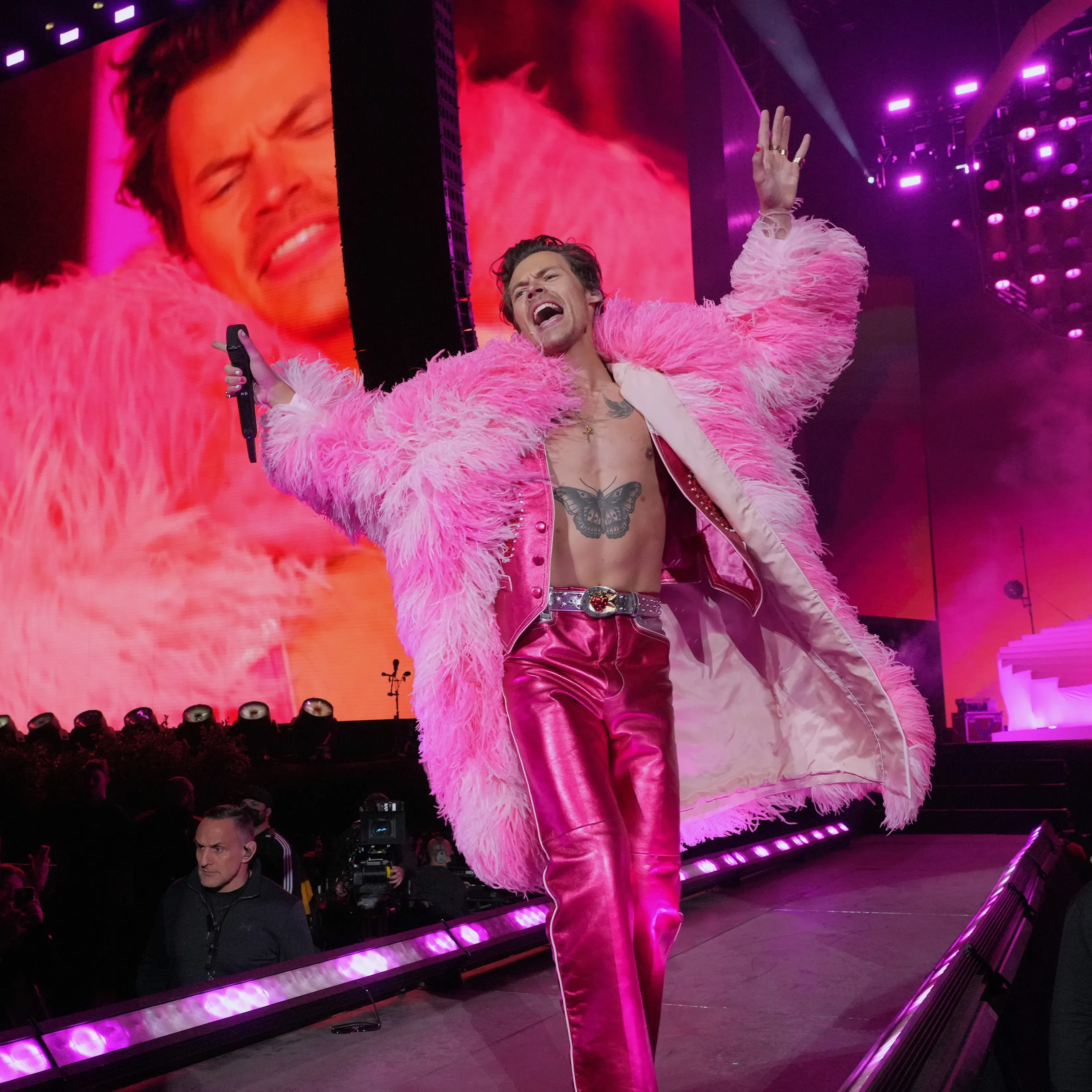 Harry Styles in Heavy Rotation Thanks to “Aperture” | TopHit - Highway ...